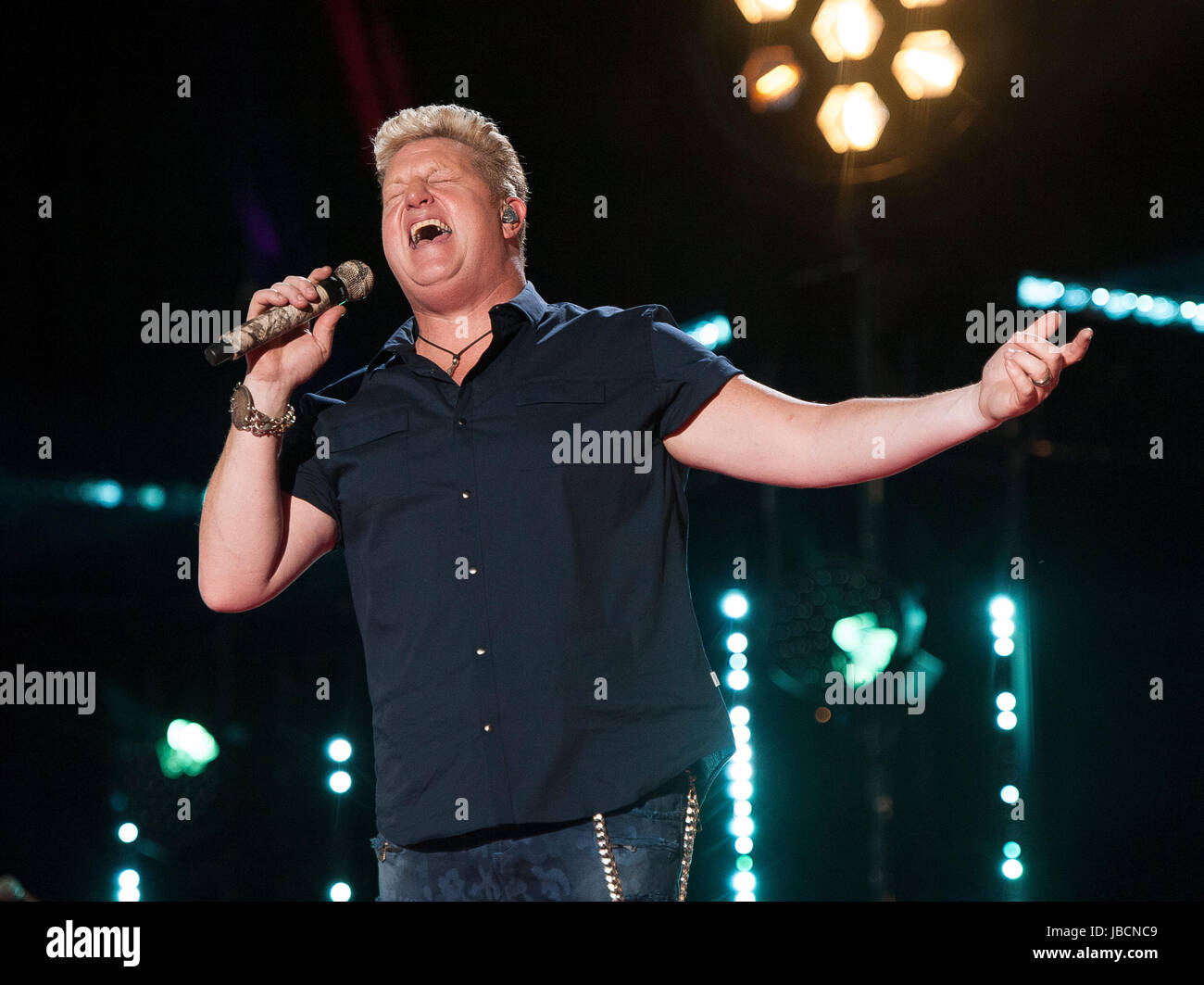 Rascal flatts fans hi-res stock photography and images - Alamy