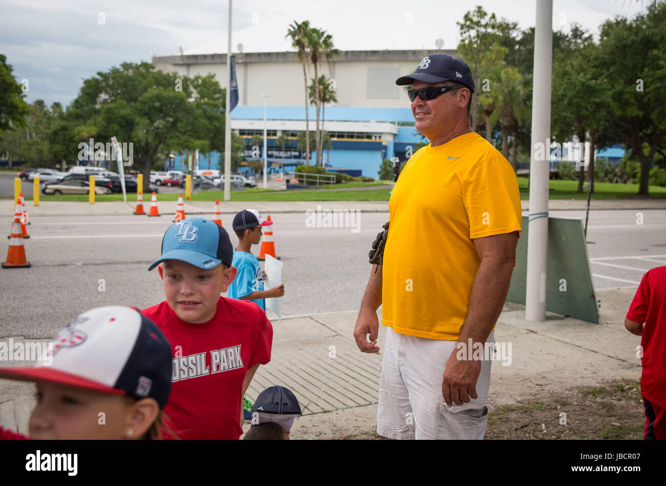Florida, USA. 10th June, 2017. LOREN ELLIOTT | Times .Brian Wertz helps ...