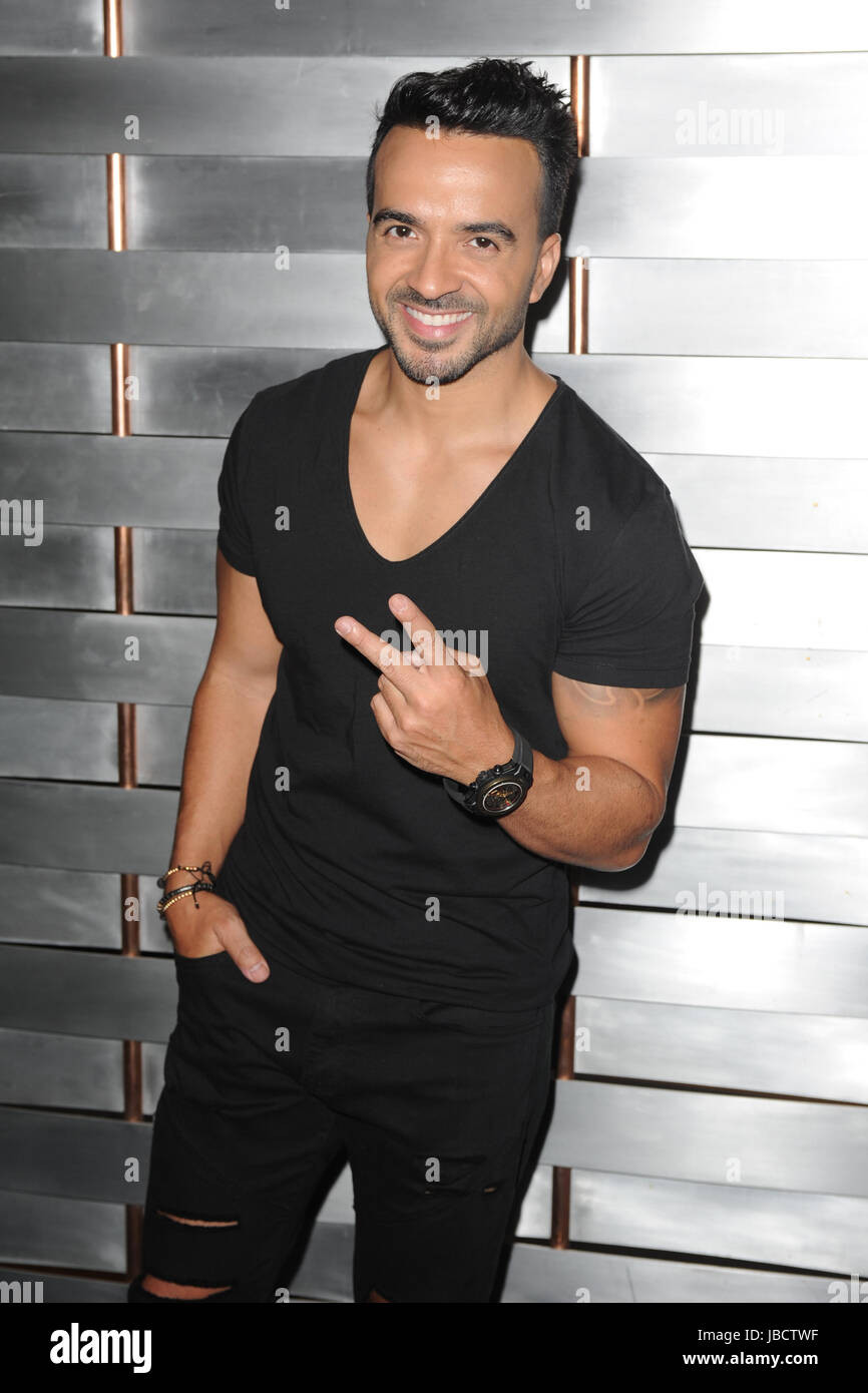Miami Beach, FL, USA. 09th June, 2017. Luis Fonsi poses backstage ...
