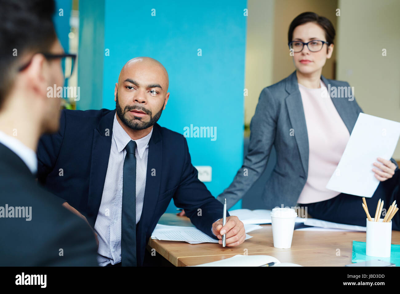 Group of journalists discussing ideas at briefing Stock Photo - Alamy