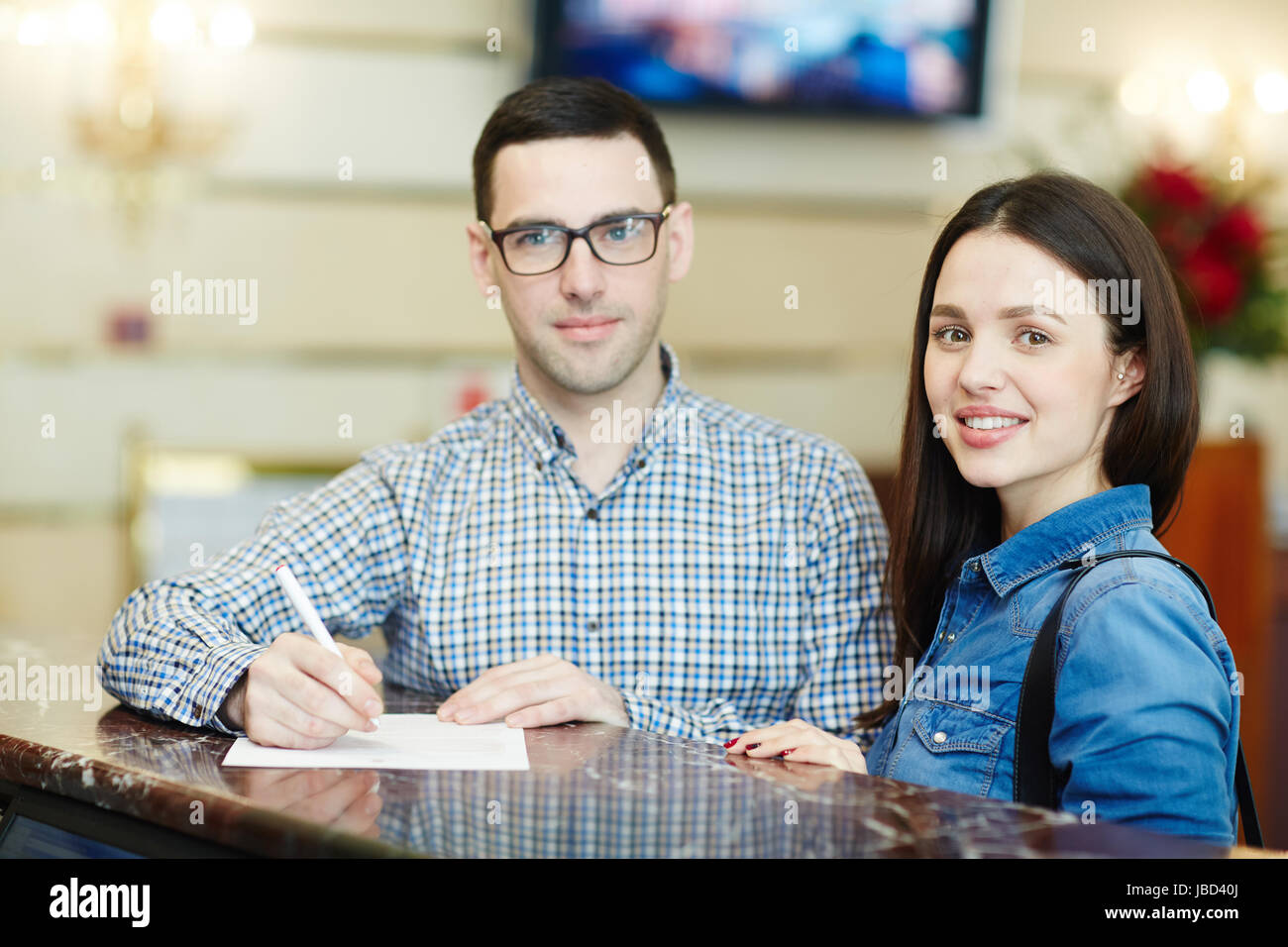 Luxury hotel lobby couple hi-res stock photography and images - Alamy