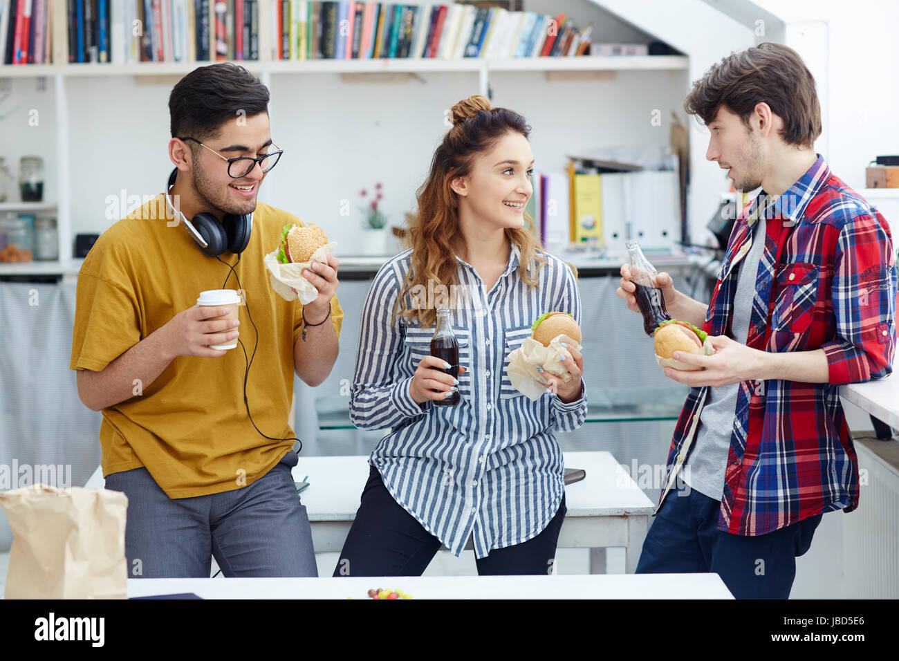 Student students snack hi-res stock photography and images - Alamy
