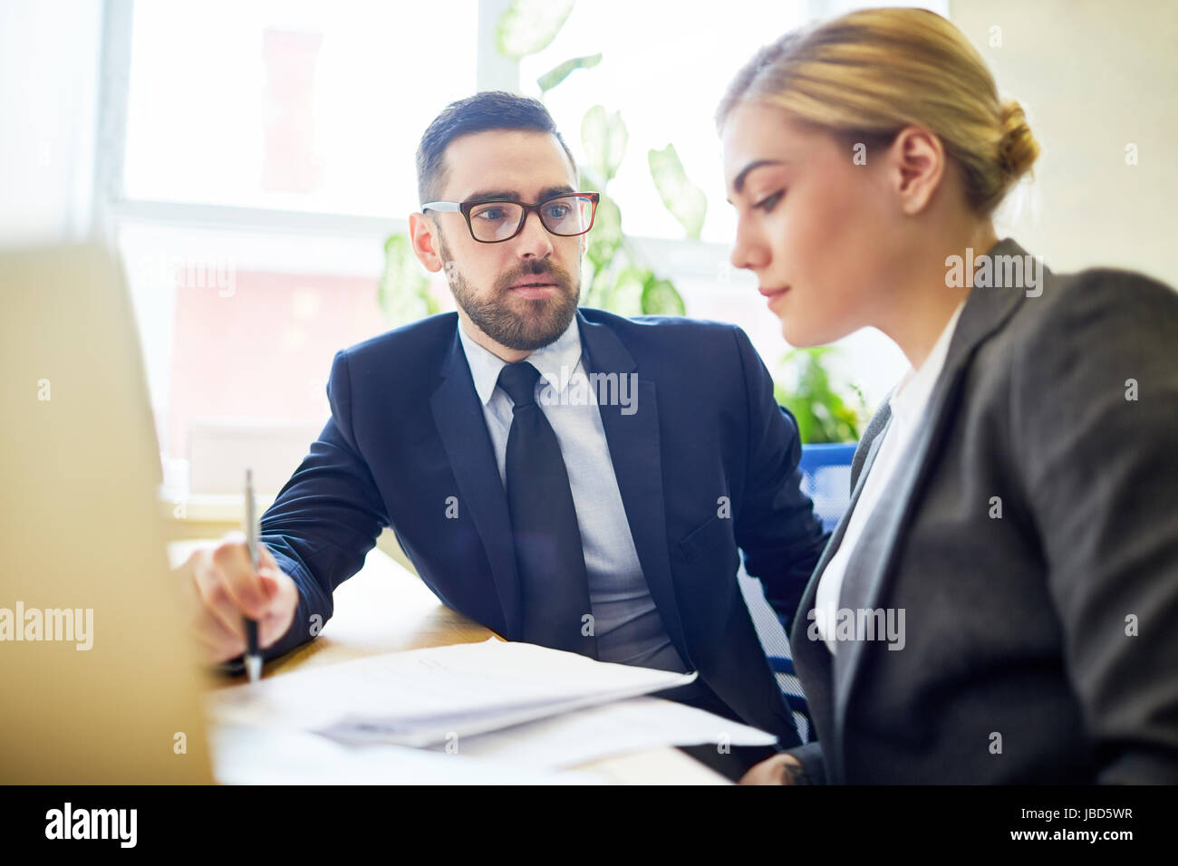 Employees listening boss hi-res stock photography and images - Alamy