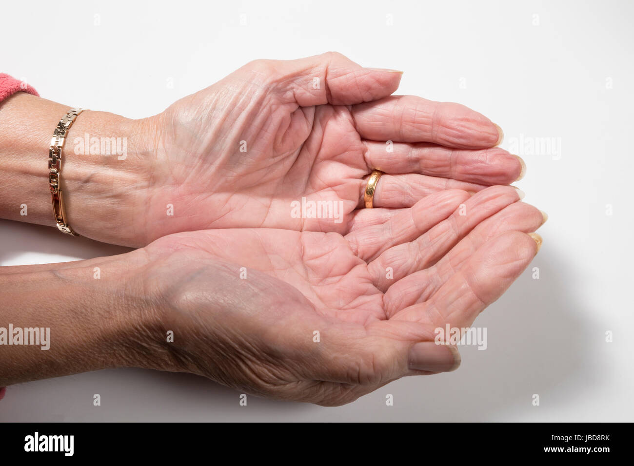 Old ladies hands hi-res stock photography and images - Alamy