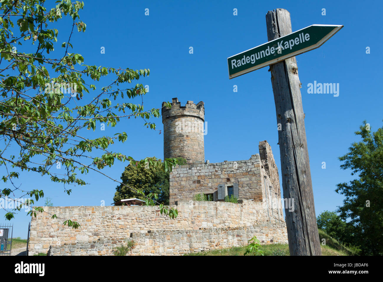 Mühlenburg auf dem Mühlenberg mit Schild zur Radegunde-Kapelle Stock ...