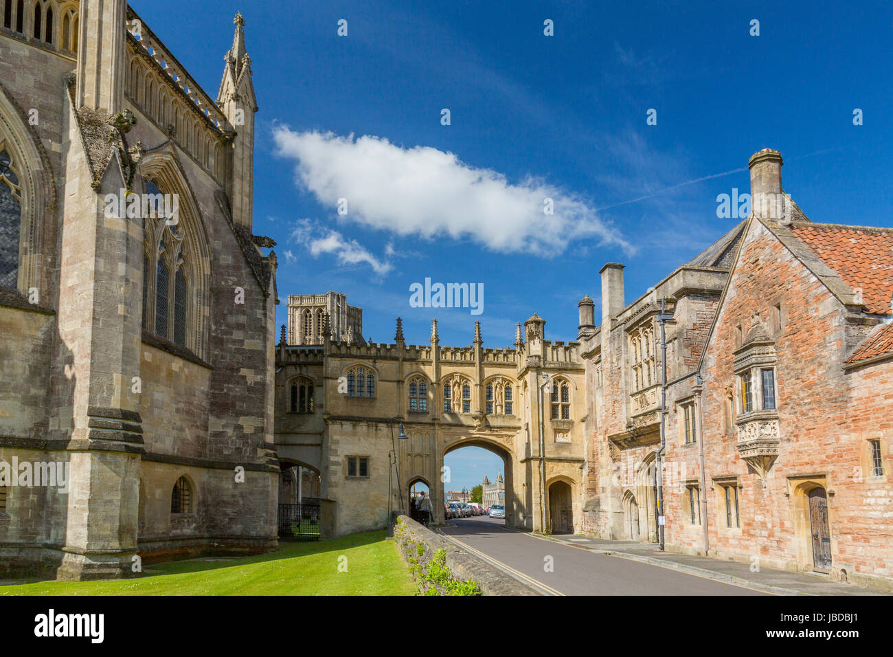 The Chain Gate connects the cathedral with Vicar's Close in Wells ...