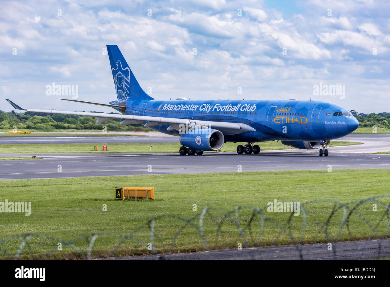 Etihad Airbus A330 Manchester City FC plane Stock Photo - Alamy
