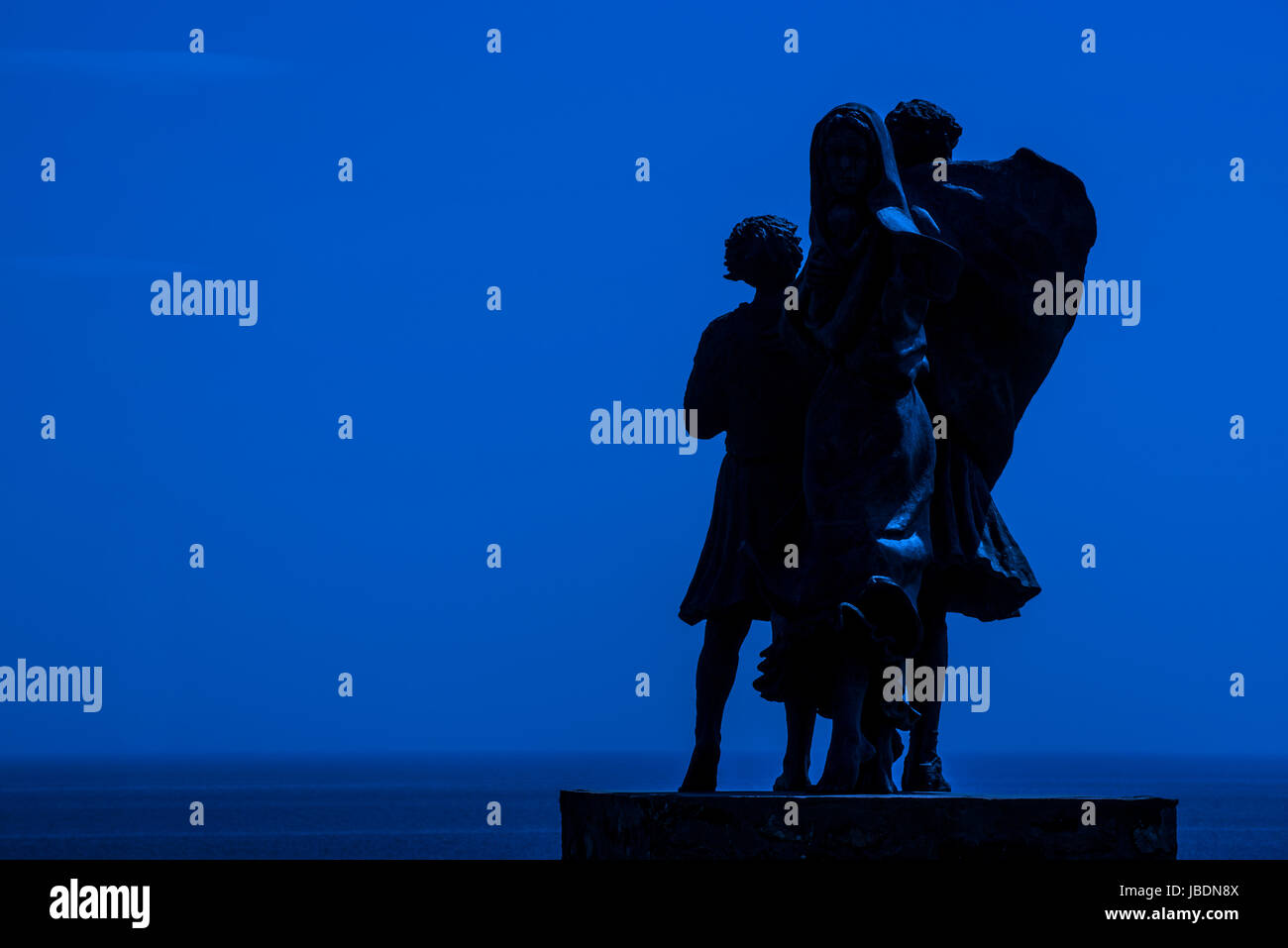 The Emigrants, memorial statue showing evicted Highlander family during ...