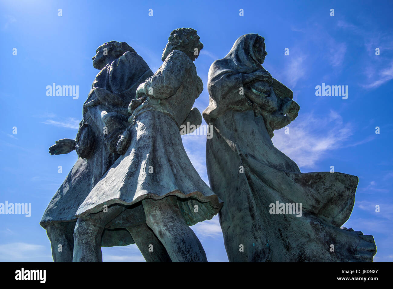 The Emigrants, memorial statue showing evicted Highlander family during ...
