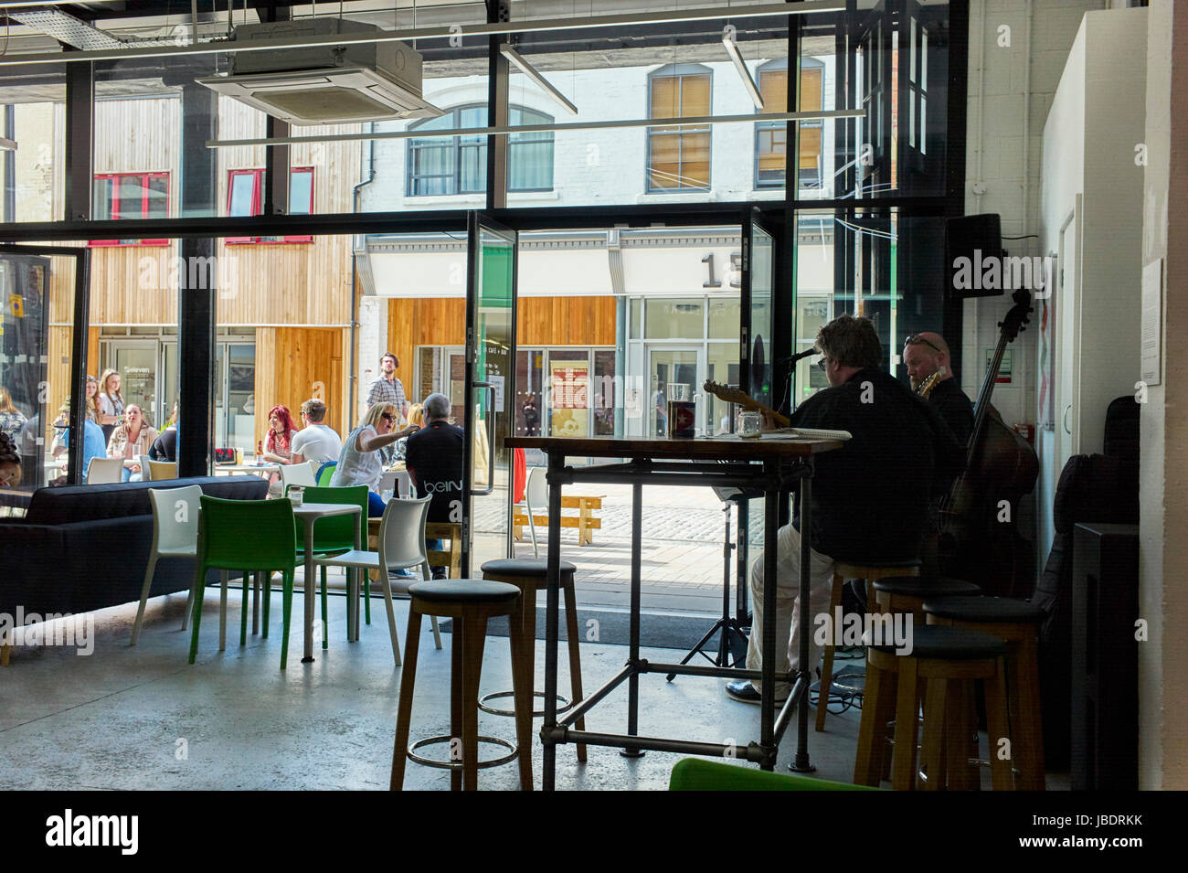 Bar with jazz musicans in Humber Street, Hull Stock Photo - Alamy