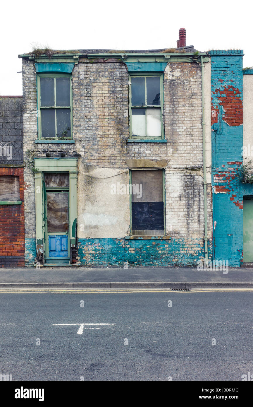 Derelict victorian building boarded up hi-res stock photography and ...