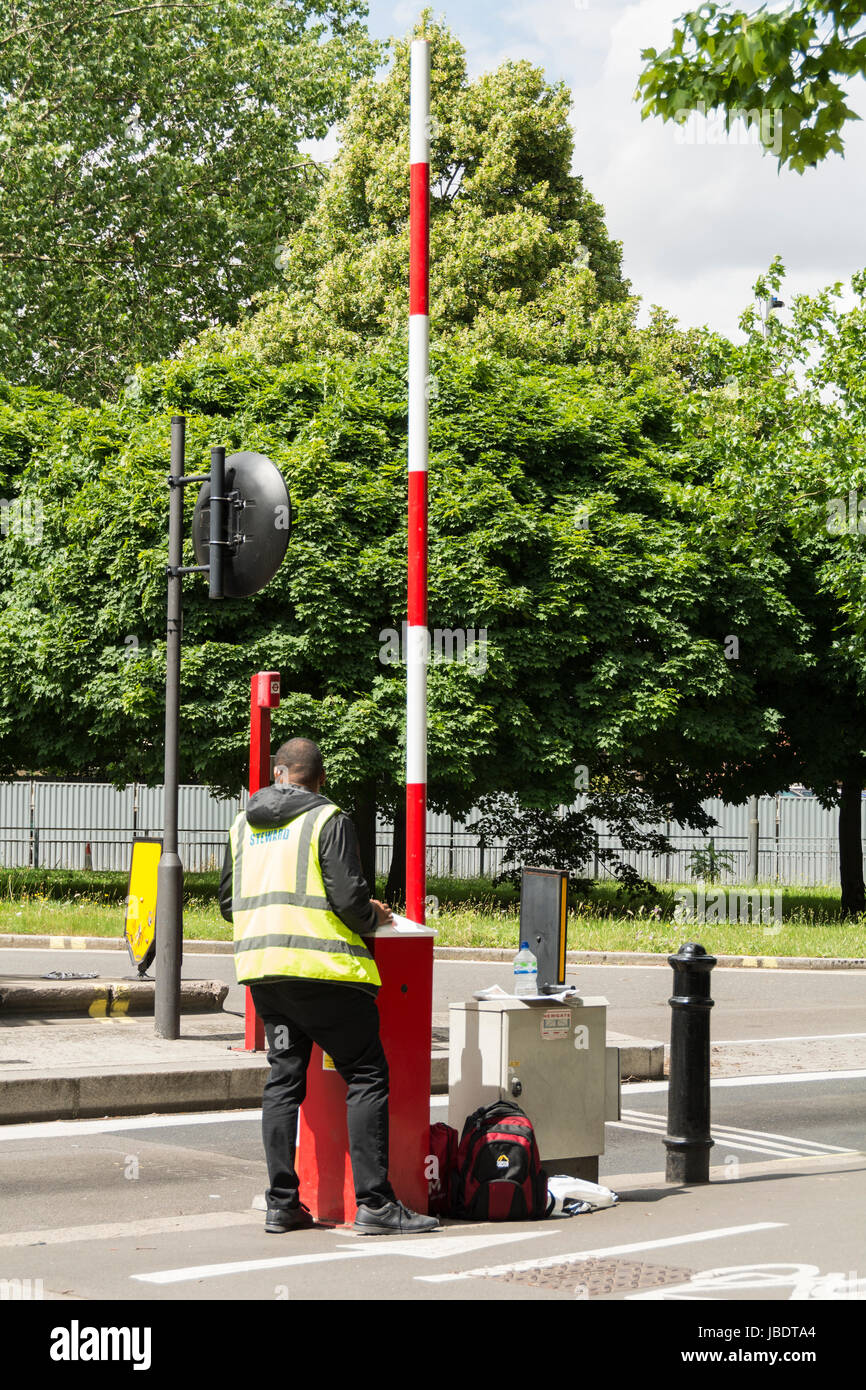 Bridge barriers hi-res stock photography and images - Alamy