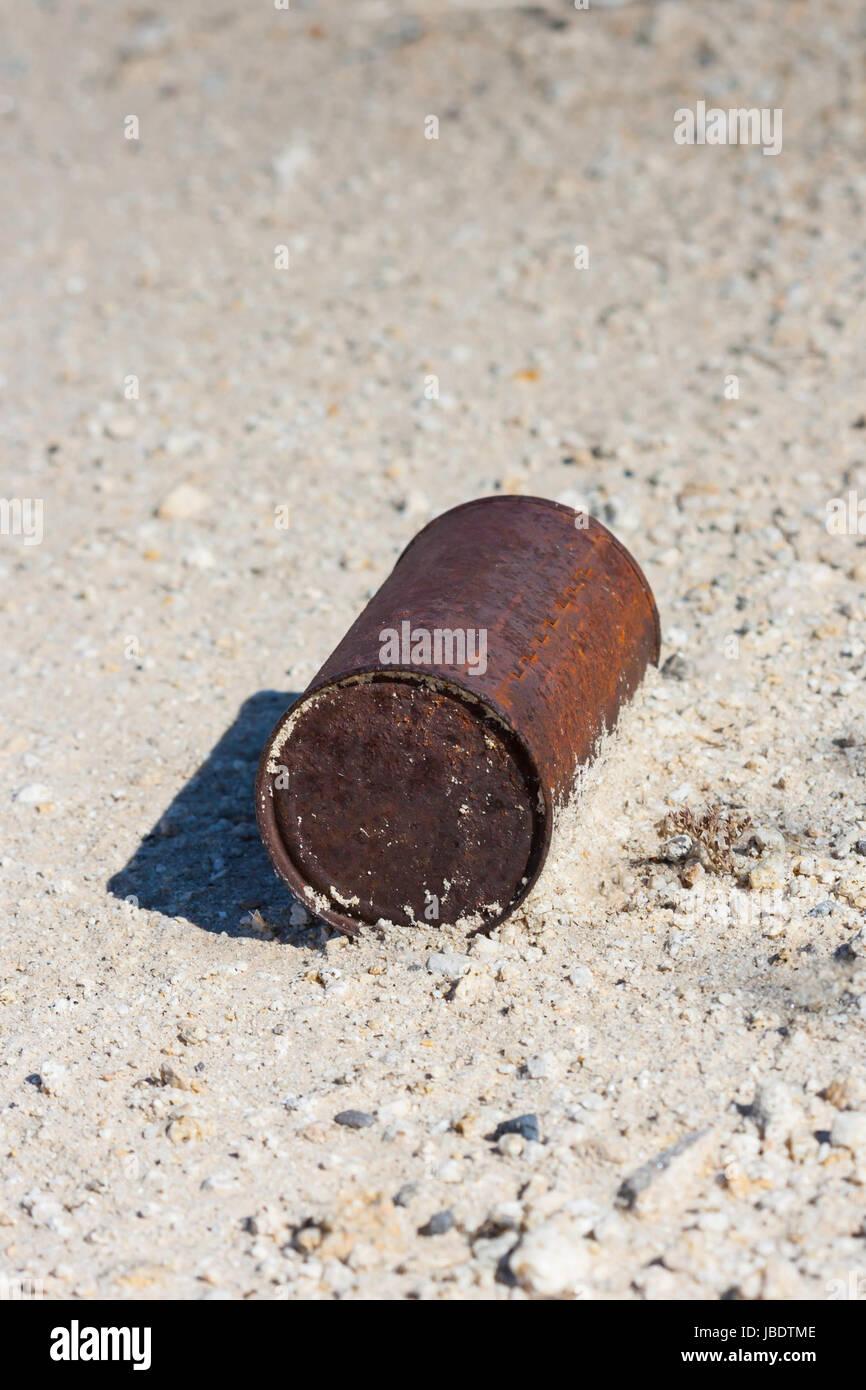 rusty can in desert sand Stock Photo - Alamy