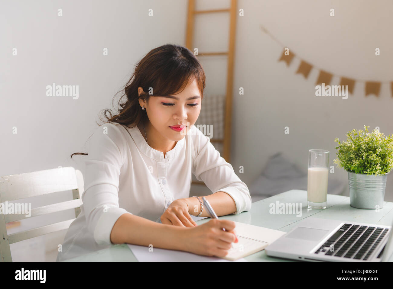Working mother young hi-res stock photography and images - Alamy