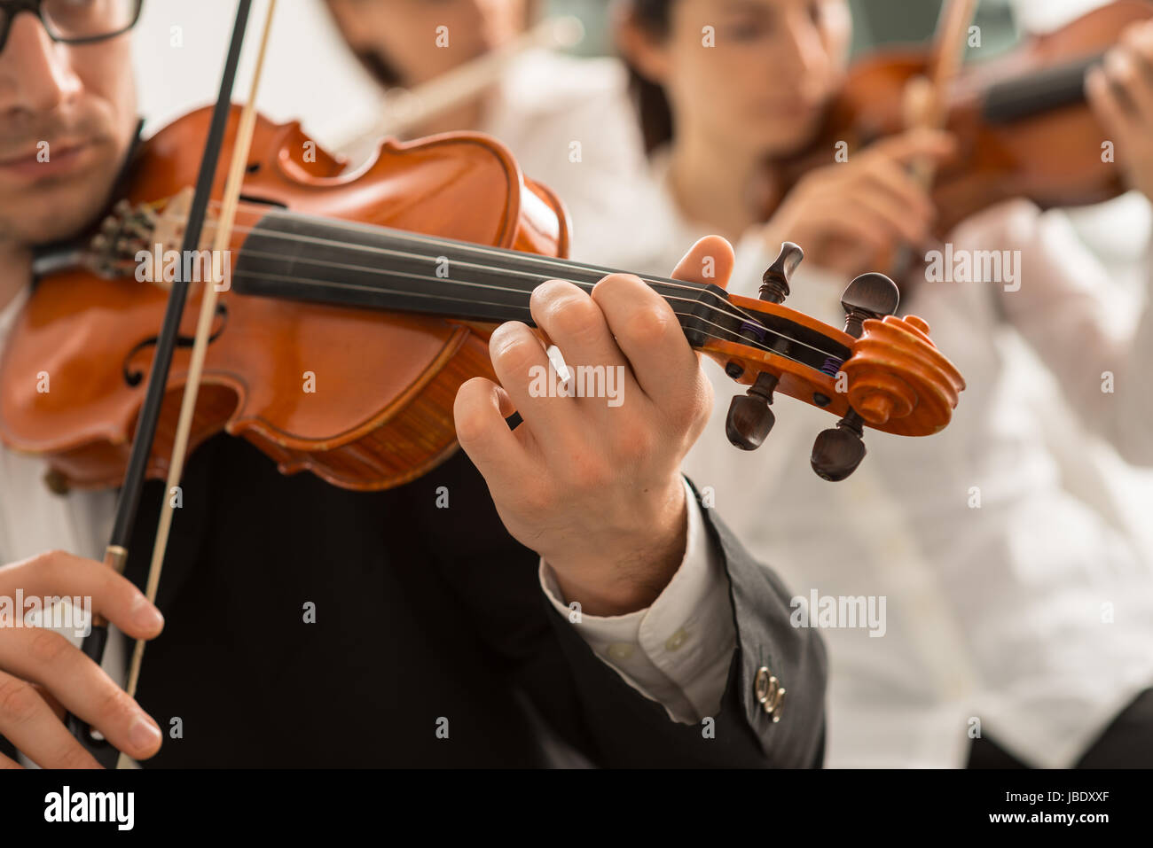 Male violinist hi-res stock photography and images - Alamy
