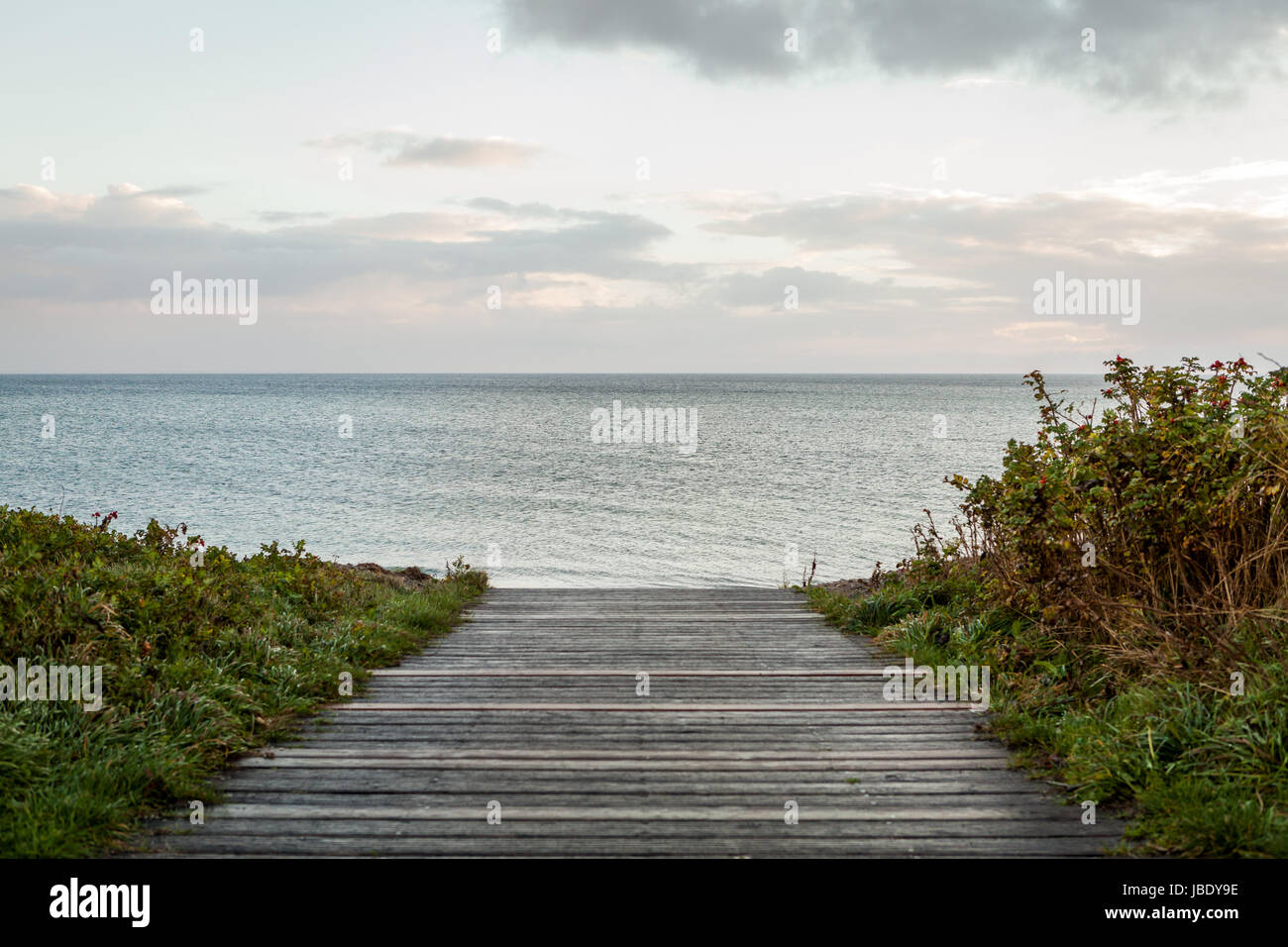 steg am wasser im herbst ostsee meer nordsee wolken wetter strand Stock ...