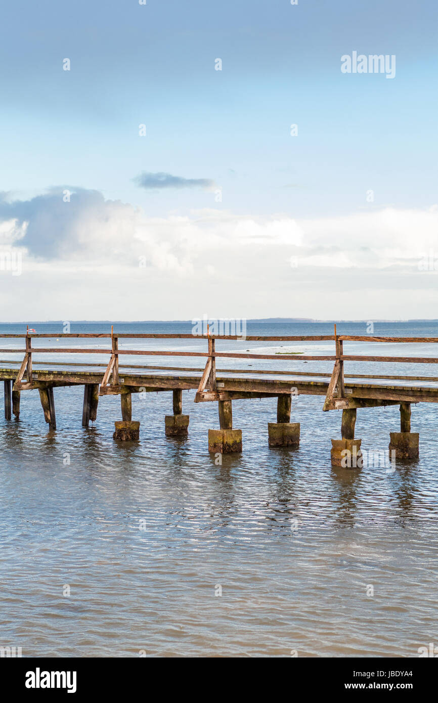 steg am wasser im herbst ostsee meer nordsee wolken wetter strand Stock ...