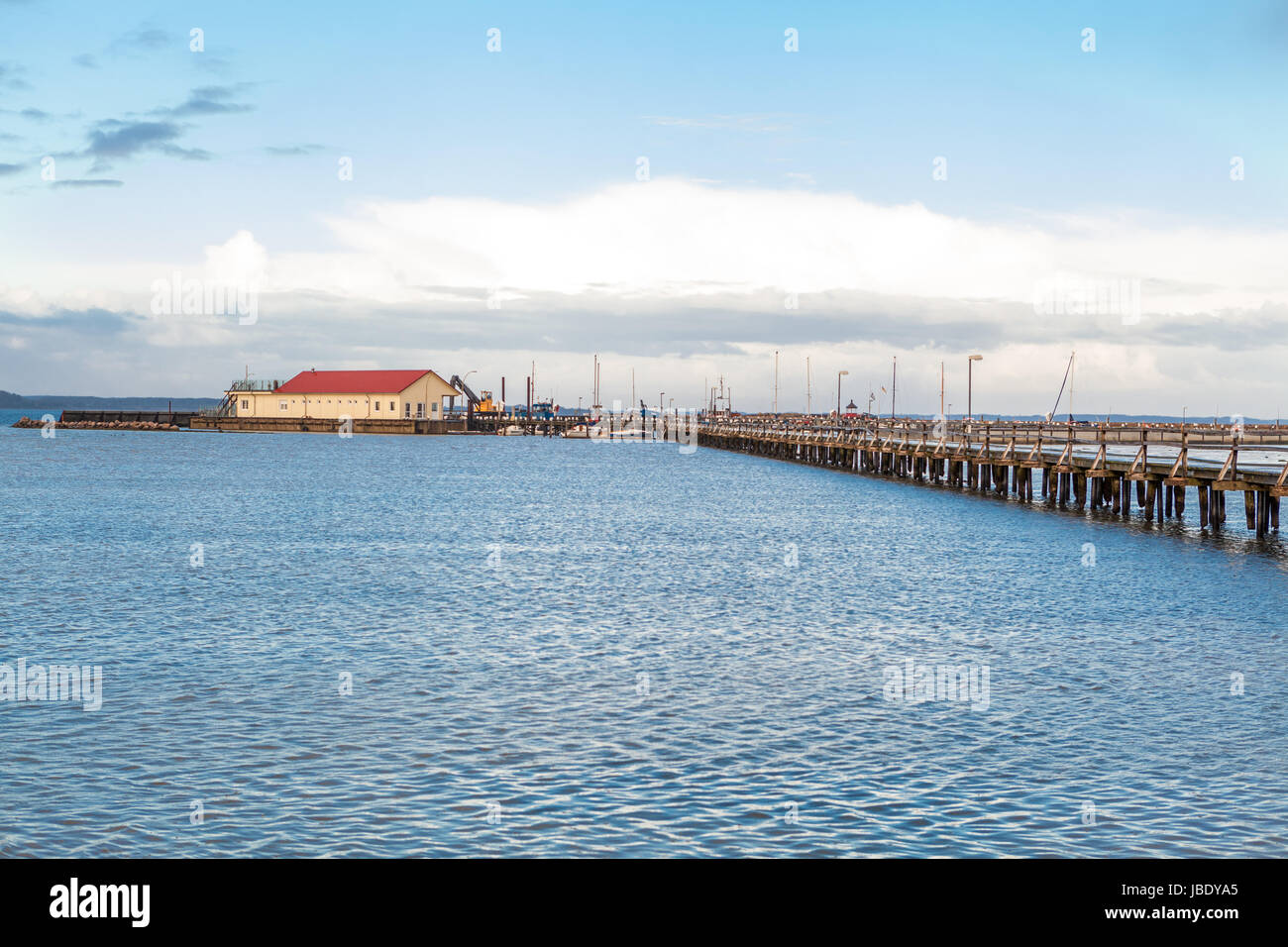 steg am wasser im herbst ostsee meer nordsee wolken wetter strand Stock ...