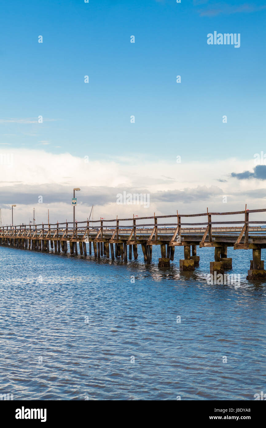 steg am wasser im herbst ostsee meer nordsee wolken wetter strand Stock ...
