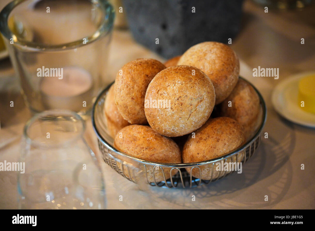 Bowl of fresh brown breads on a restaurant table Stock Photo - Alamy