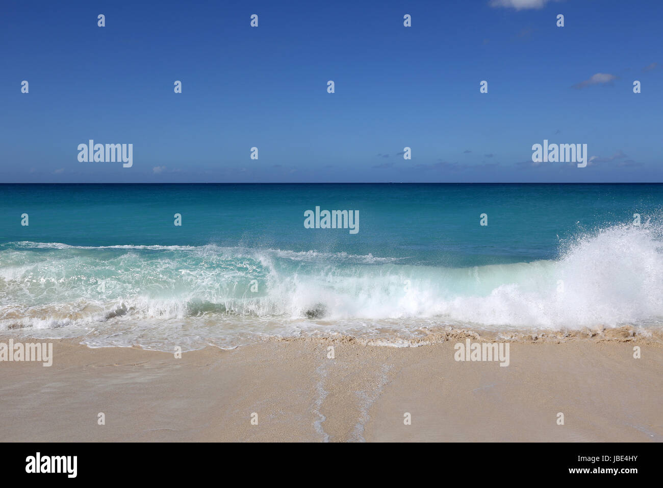 Sandstrand in der Karibik mit Meer, blauem Himmel, Wolken und Wellen ...