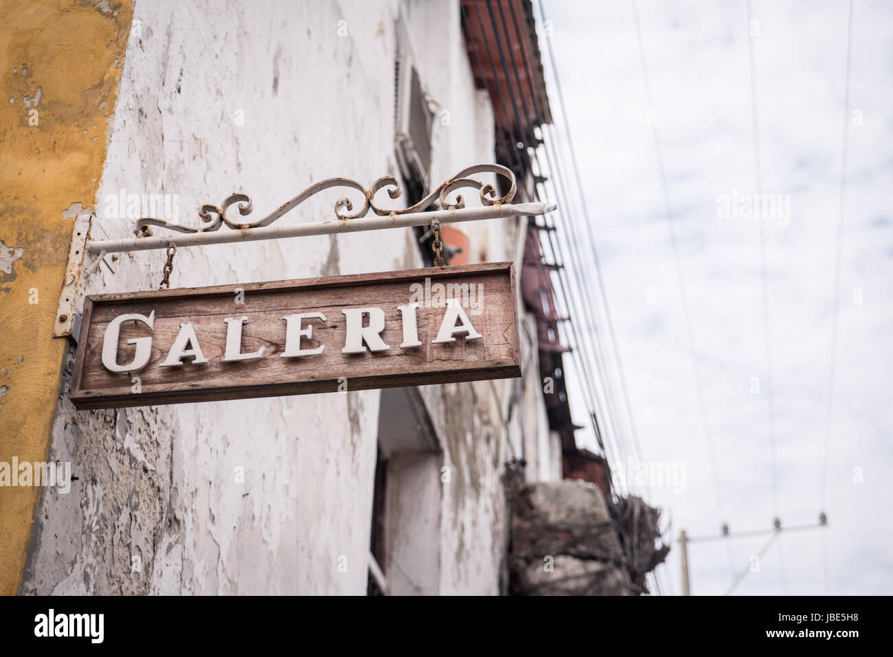 Sign wooden letters hi-res stock photography and images - Alamy