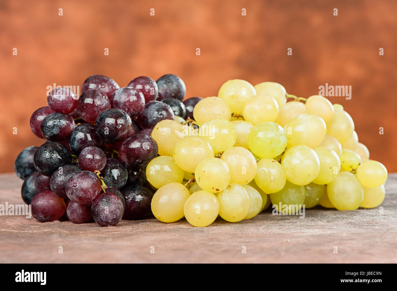 Wet red and white grape Stock Photo - Alamy