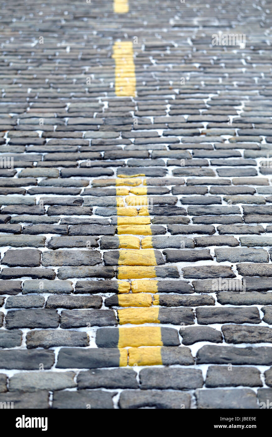 The yellow line on the pavement Stock Photo - Alamy