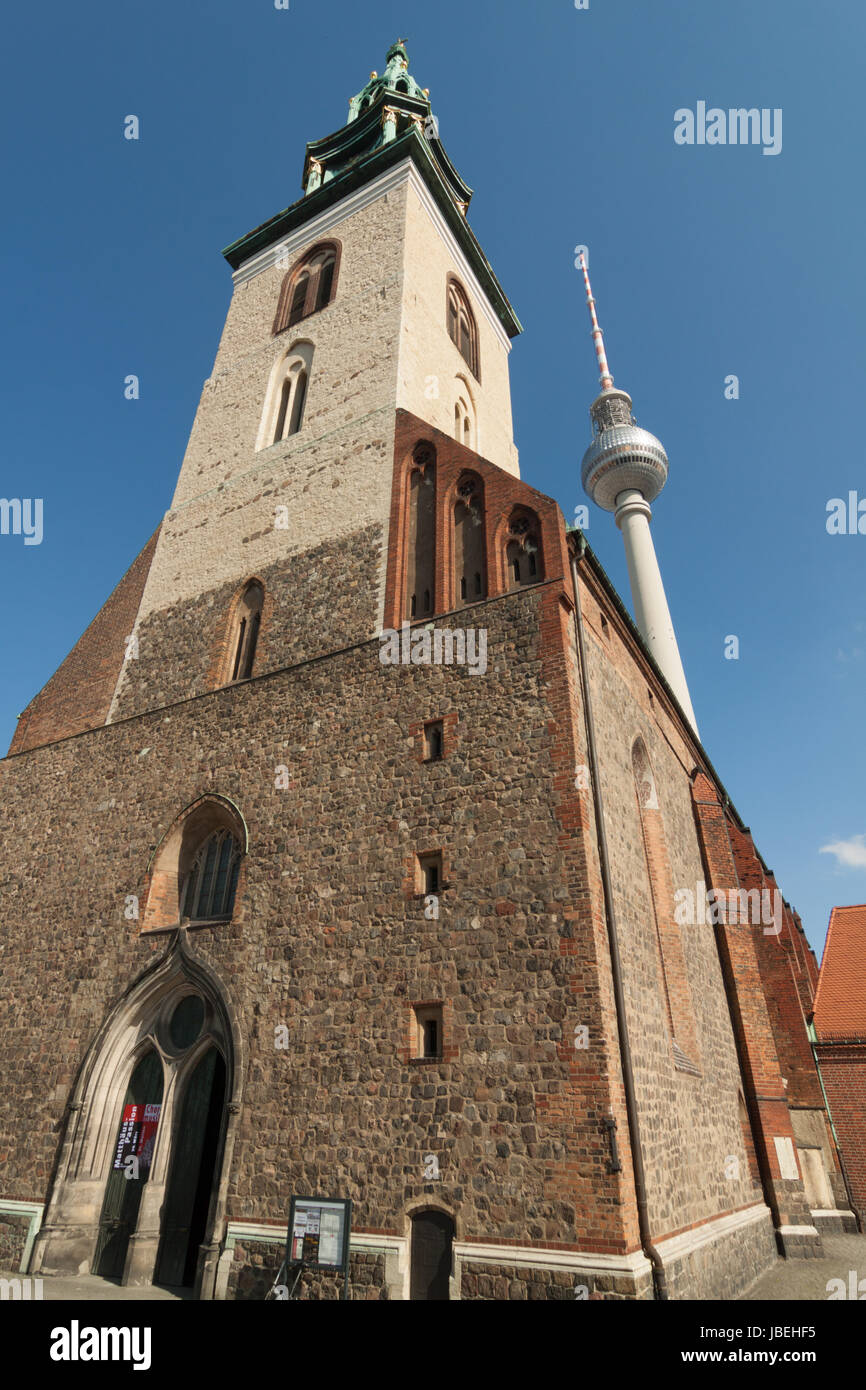 St. Marienkirche und Fernsehturm aus der Nähe Stock Photo - Alamy