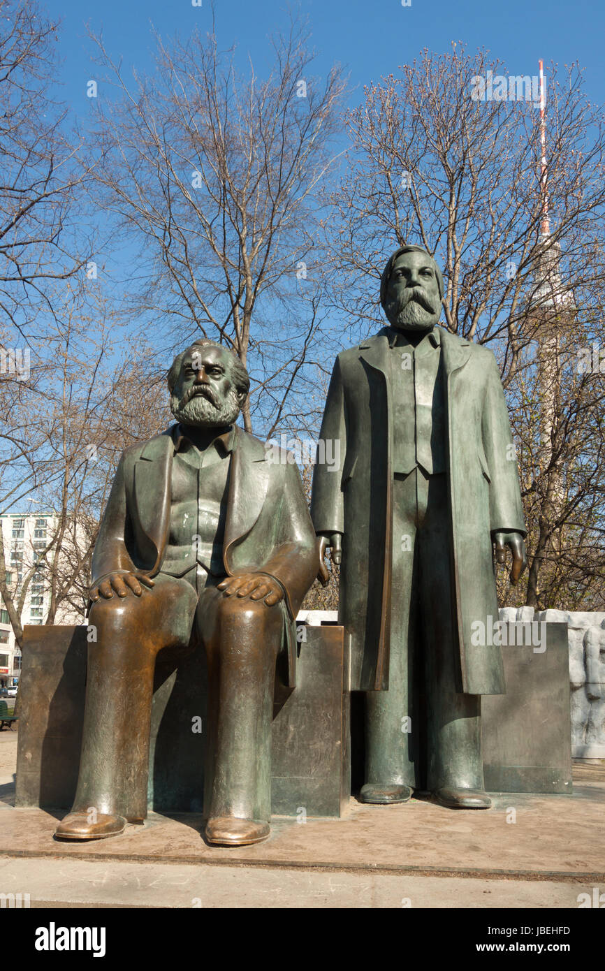 Statuen von Marx und Engels in Berlin Stock Photo - Alamy