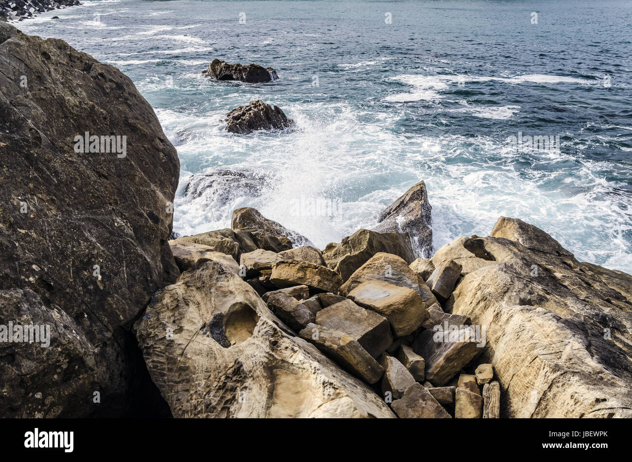 Beautiful and very detailed rocks, with nice, colorful and clean water ...
