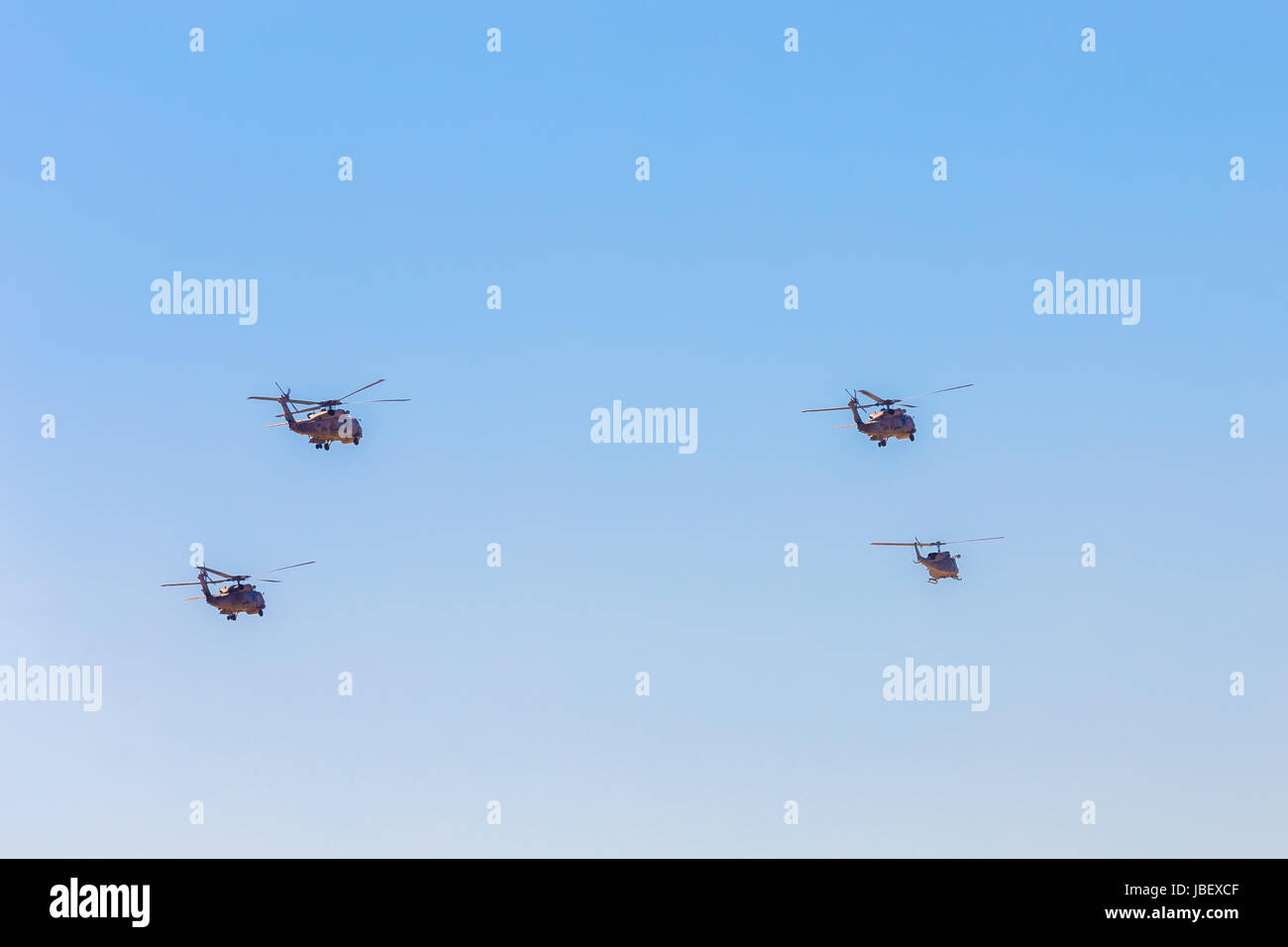 Helicopters flying hi-res stock photography and images - Alamy