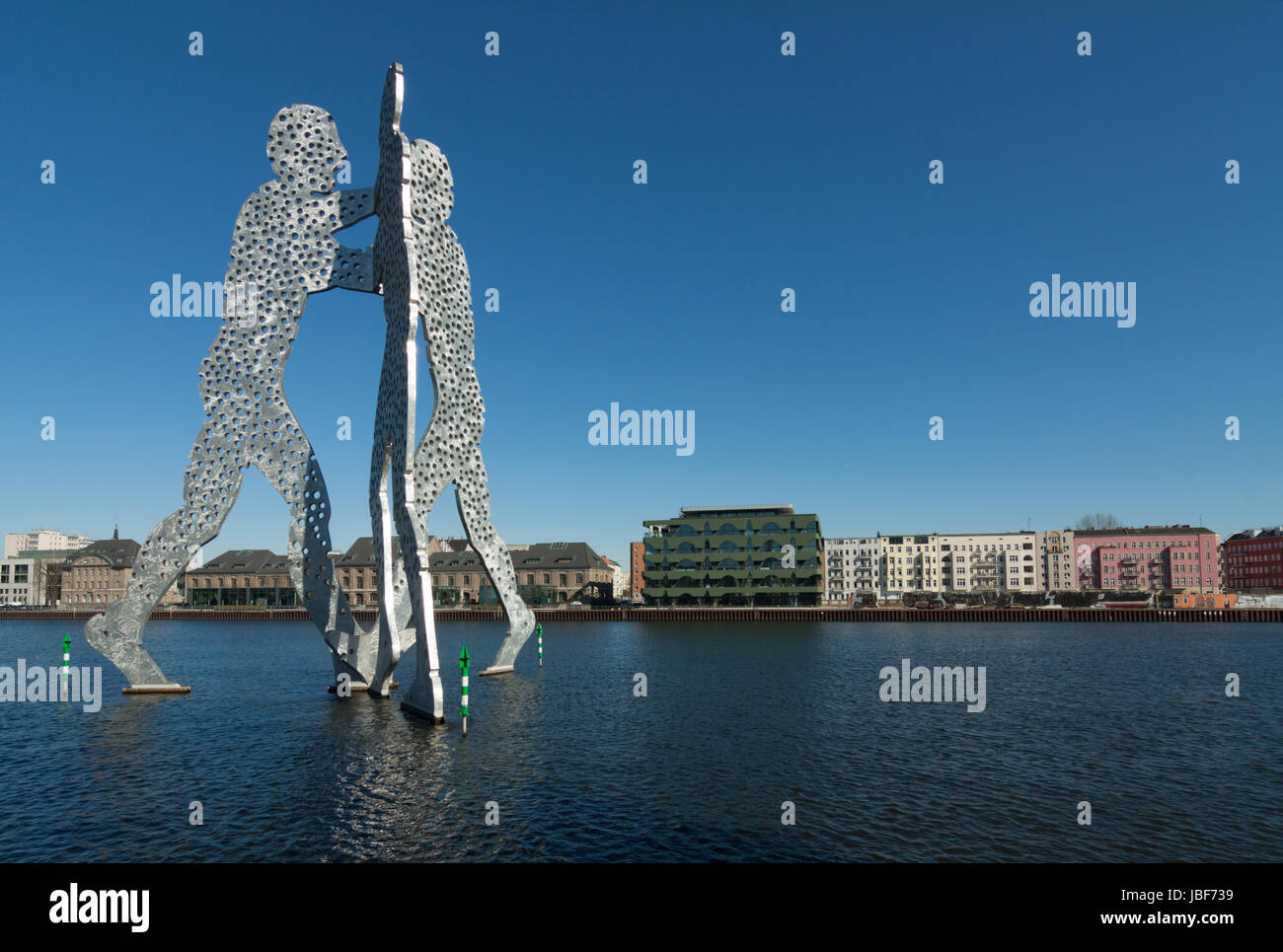 Statue der Molecule Men in der Spree vor Bürogebäuden Stock Photo - Alamy