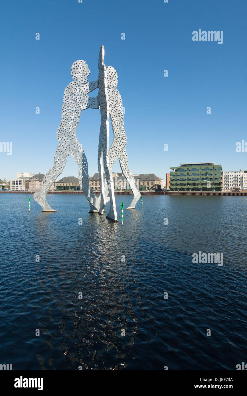 Molecule Men Statue im Hochformat Stock Photo - Alamy
