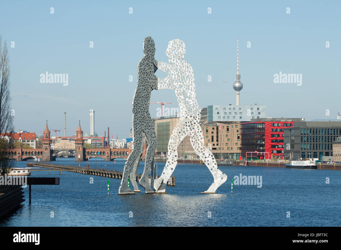 Molecule Men Statue vor der Stadtsilhouette von Berlin Stock Photo - Alamy