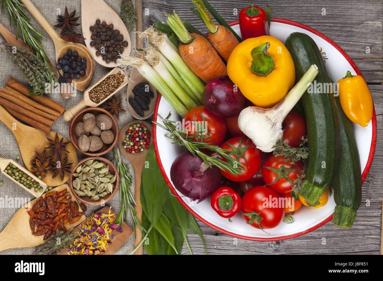 Bunte Vielfalt an Gemüse und Kräutern Stock Photo - Alamy