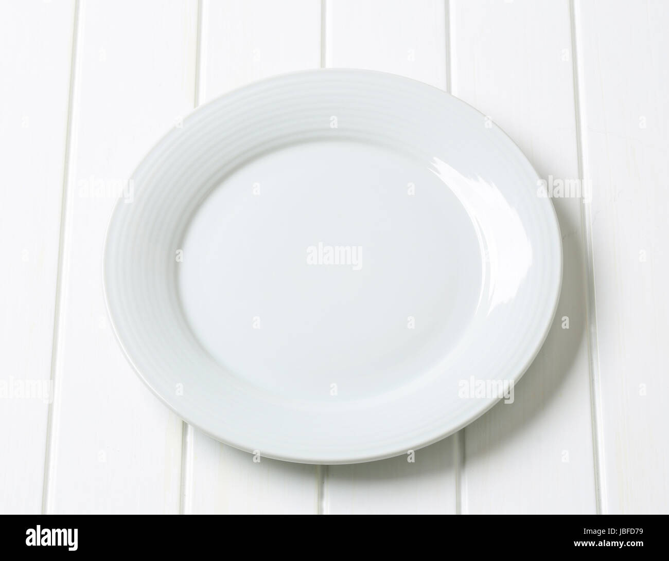 Single white clean porcelain plate Stock Photo - Alamy