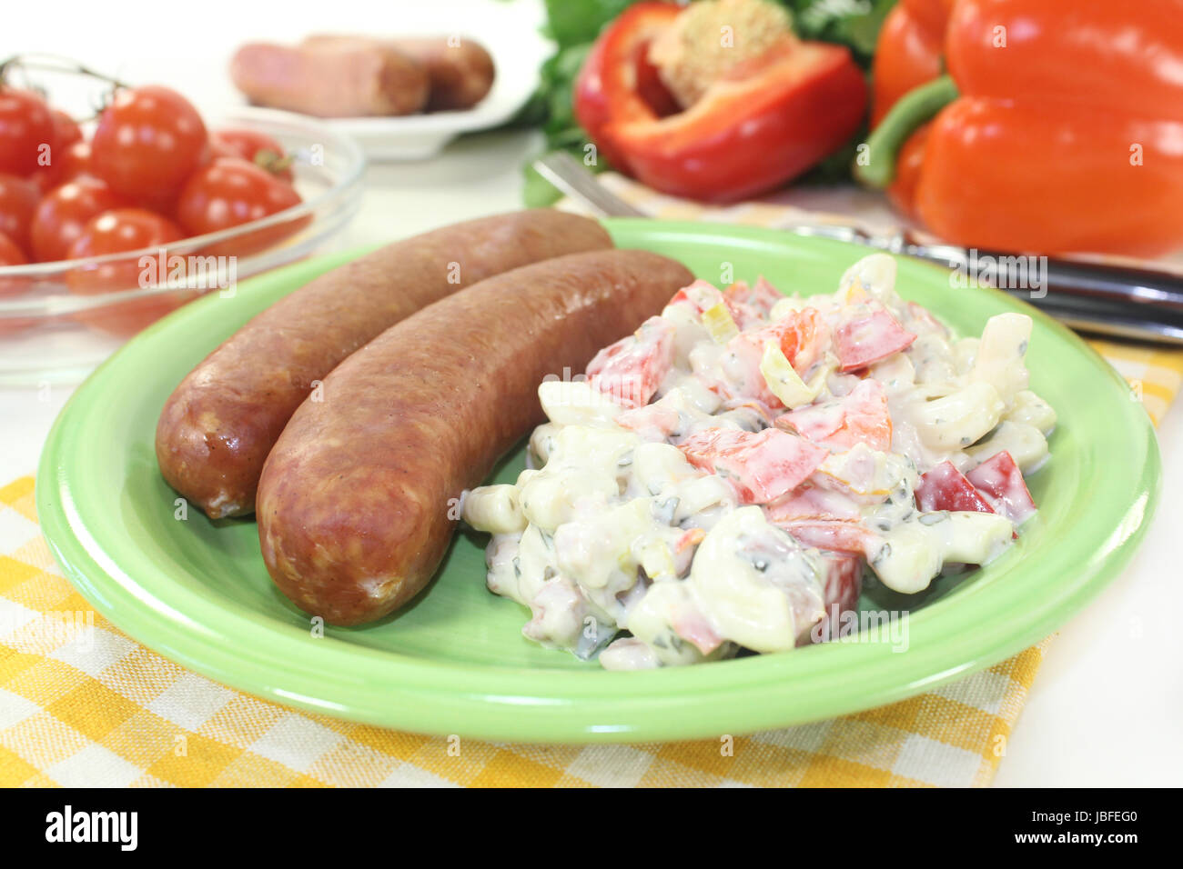 Mettenden mit Nudelsalat vor weißem Hintergrund Stock Photo - Alamy