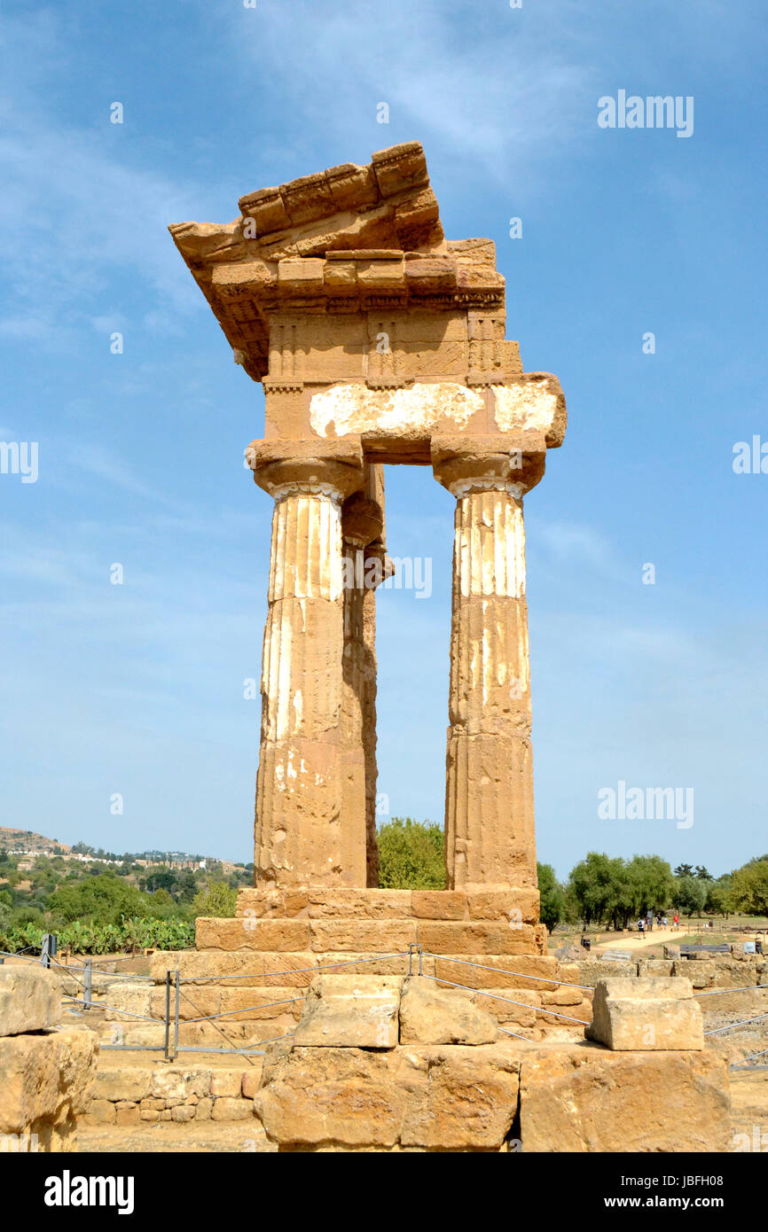 Olive columns hi-res stock photography and images - Alamy