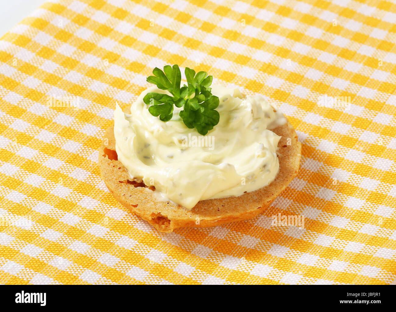 Round cracker with cream cheese spread Stock Photo - Alamy
