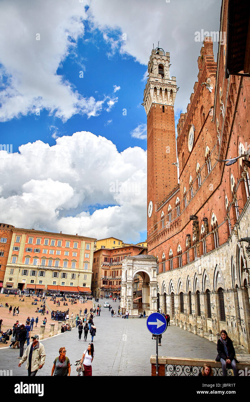 Piazza del campo siena horse race hi-res stock photography and images ...