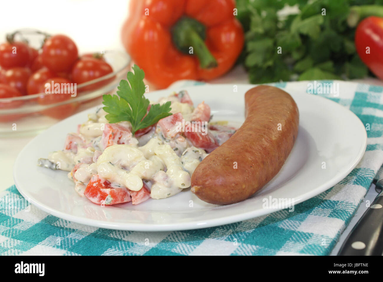 Mettenden mit Nudelsalat vor weißem Hintergrund Stock Photo - Alamy
