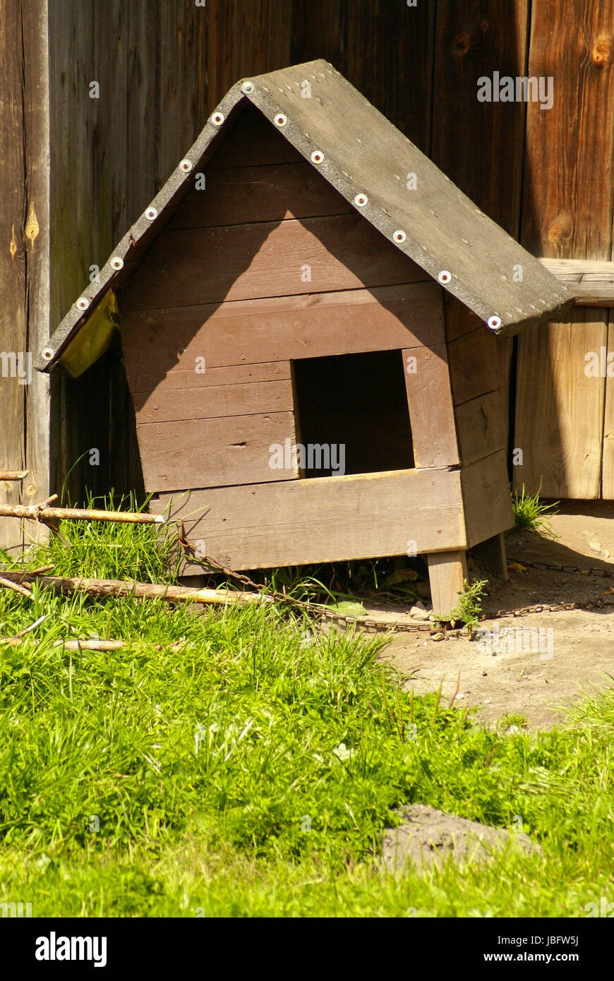 Doghouse in the nature with chain Stock Photo - Alamy