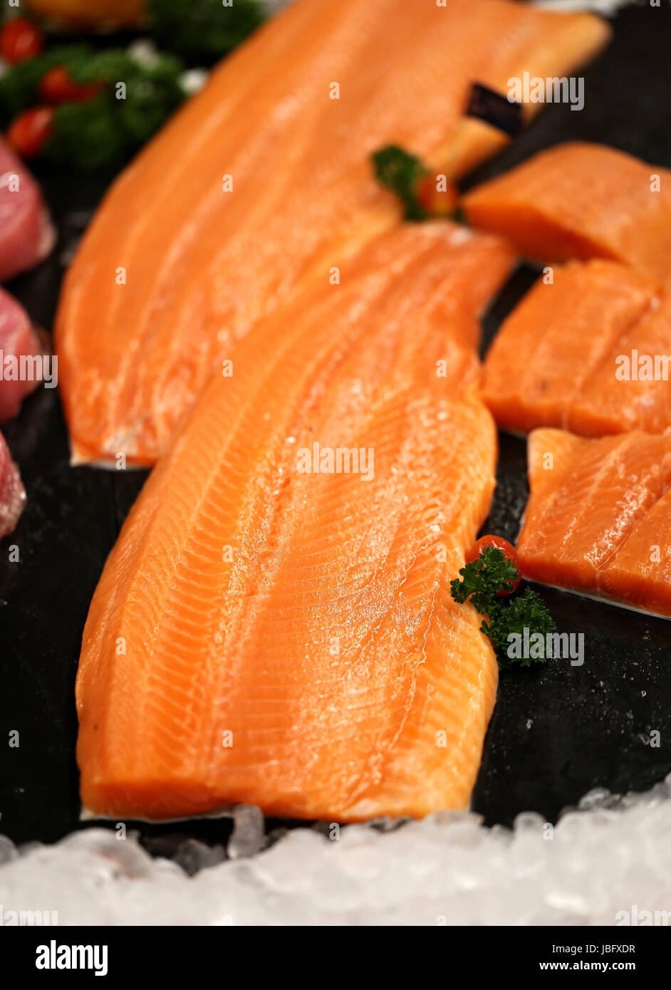 red fish lying on ice in a shop window Stock Photo - Alamy