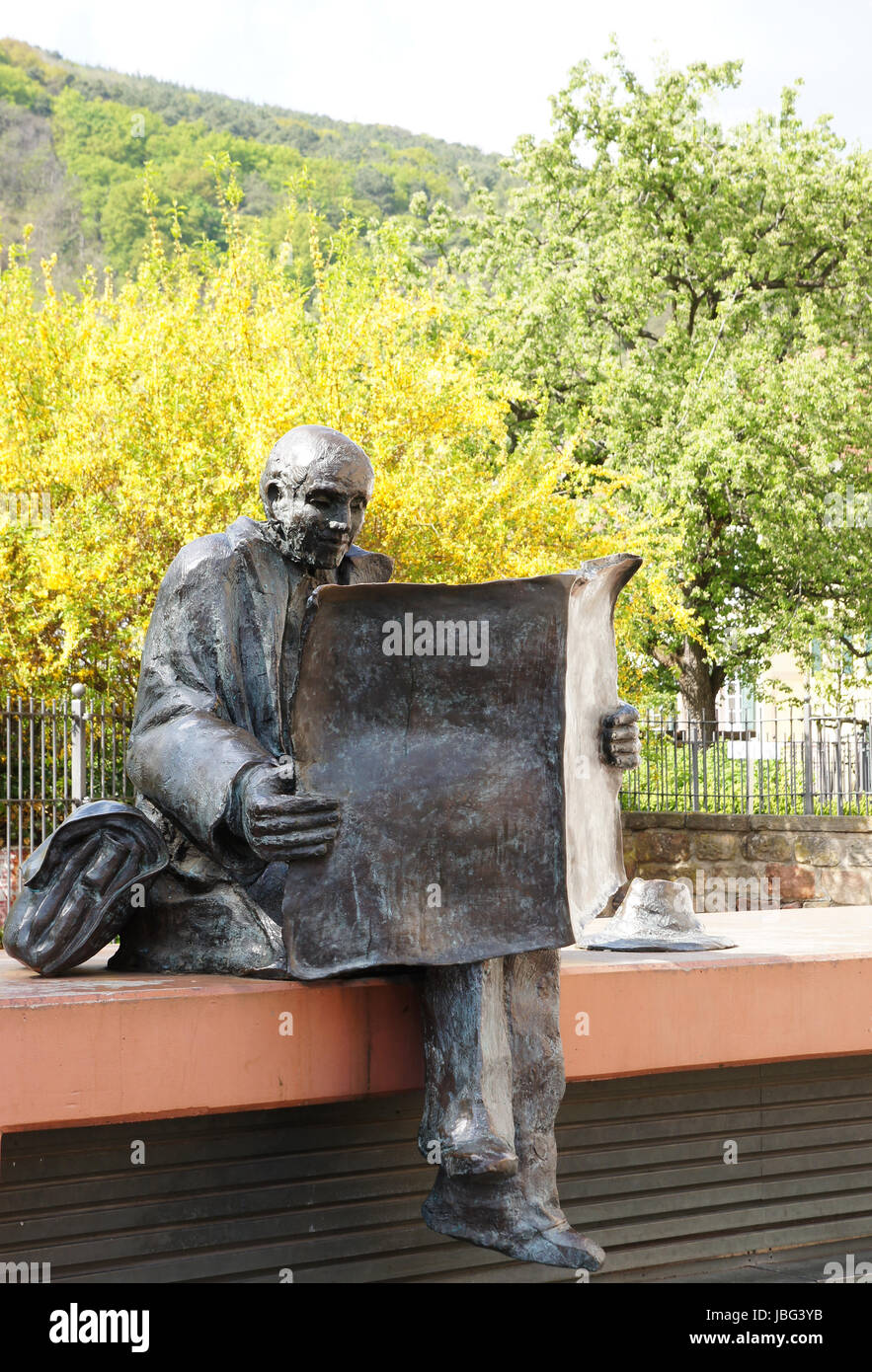 Man with briefcase statue hi-res stock photography and images - Alamy
