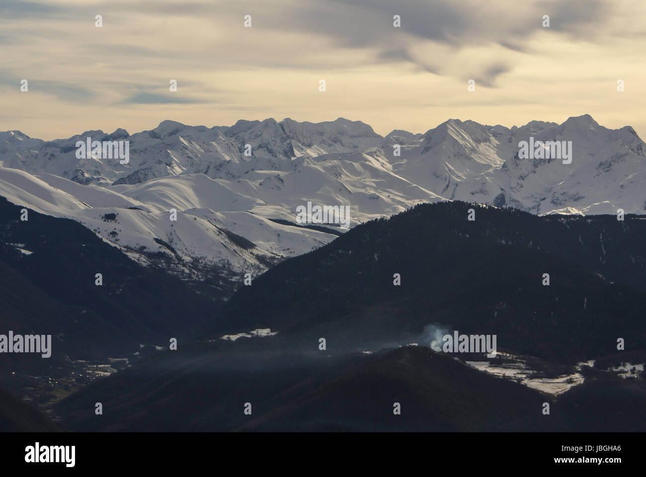 Panoramic side view pyrenees mountains hi-res stock photography and ...