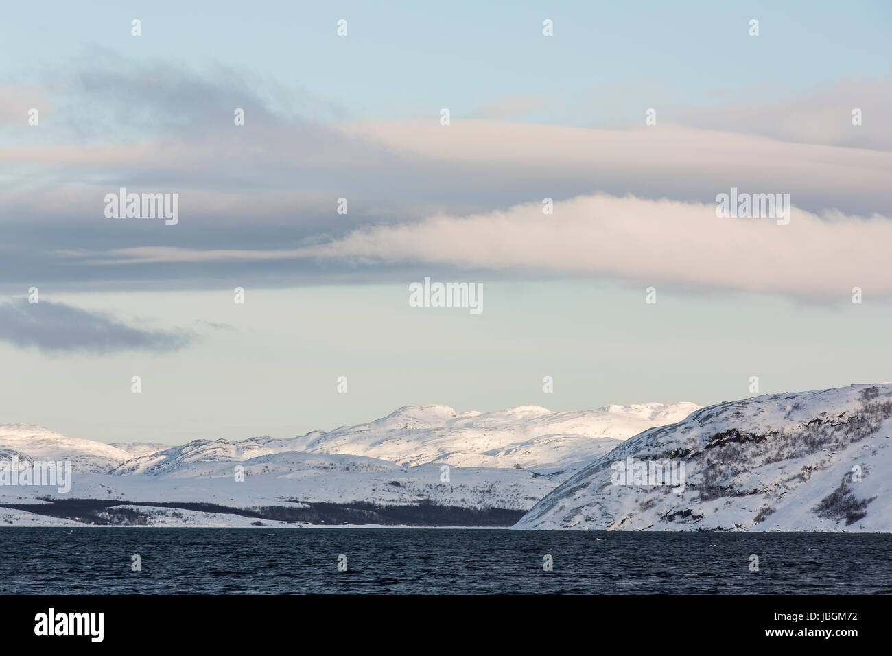 Barentsee vor Kirkenes in Nordnorwegen, Fjord von Kirkenes Stock Photo ...