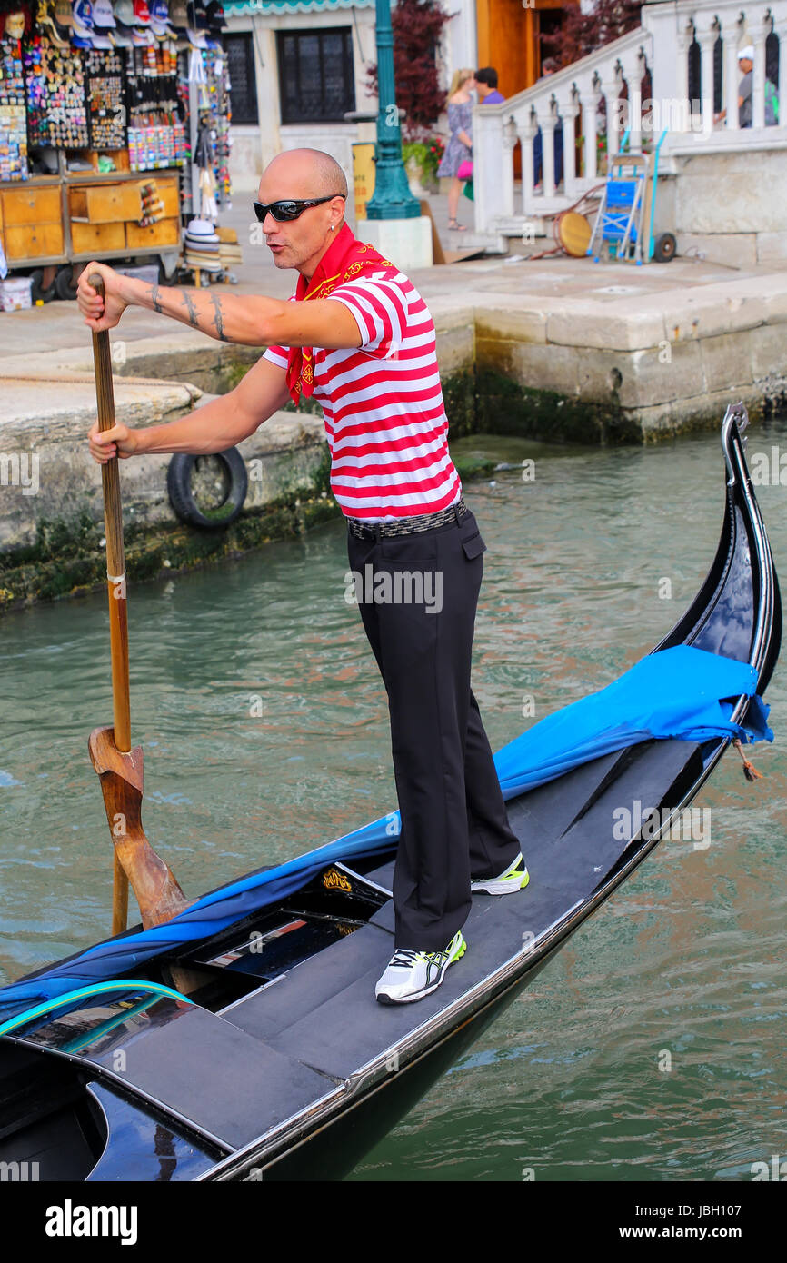 Venetian gondolier in red striped shirt hi-res stock photography and ...