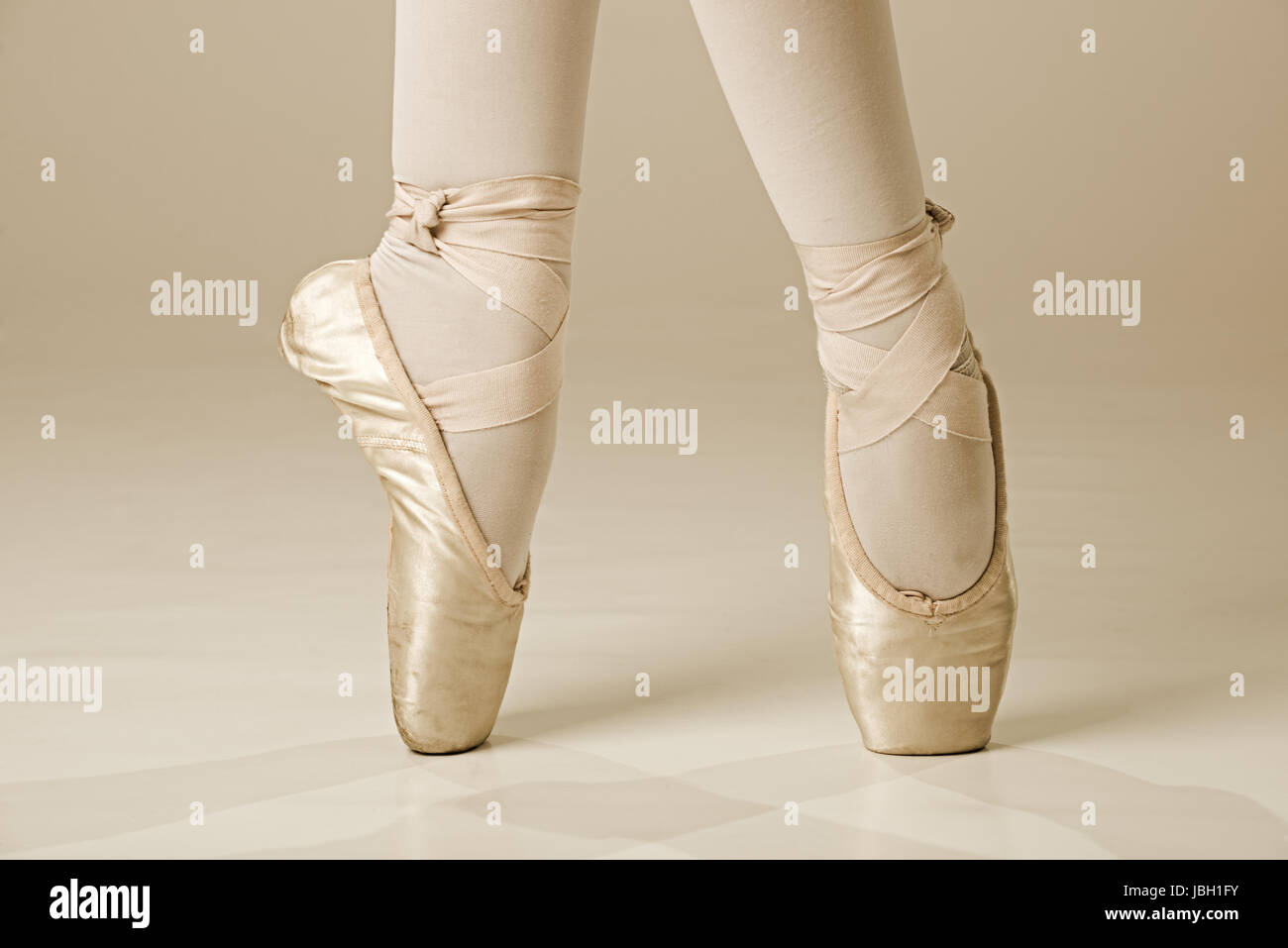 Ballet dancer feet hi-res stock photography and images - Alamy
