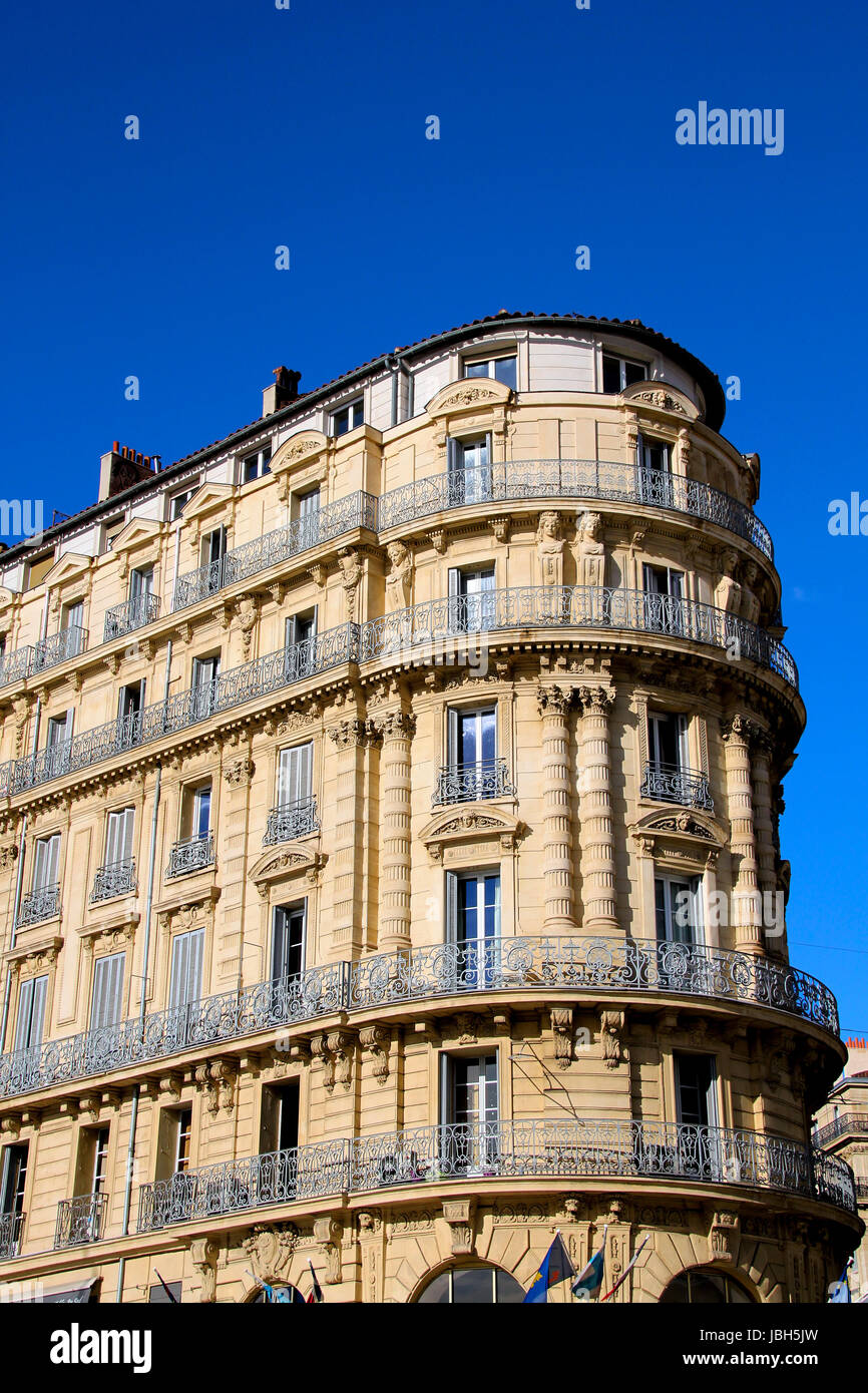 Half round building hi-res stock photography and images - Alamy